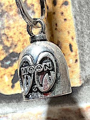 【楽天市場】ムーンアイズ グッズ アメリカン雑貨 MOONEYES Bell Key Ring SL アンティーク シルバー キーホルダー ...