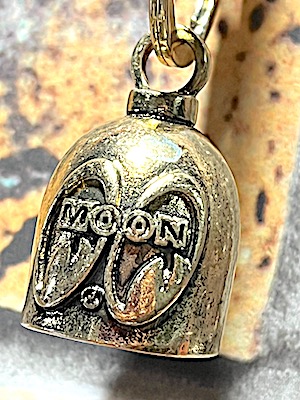 【楽天市場】ムーンアイズ グッズ アメリカン雑貨 MOONEYES Bell Key Ring GO アンティーク ゴールド キーホルダー ...