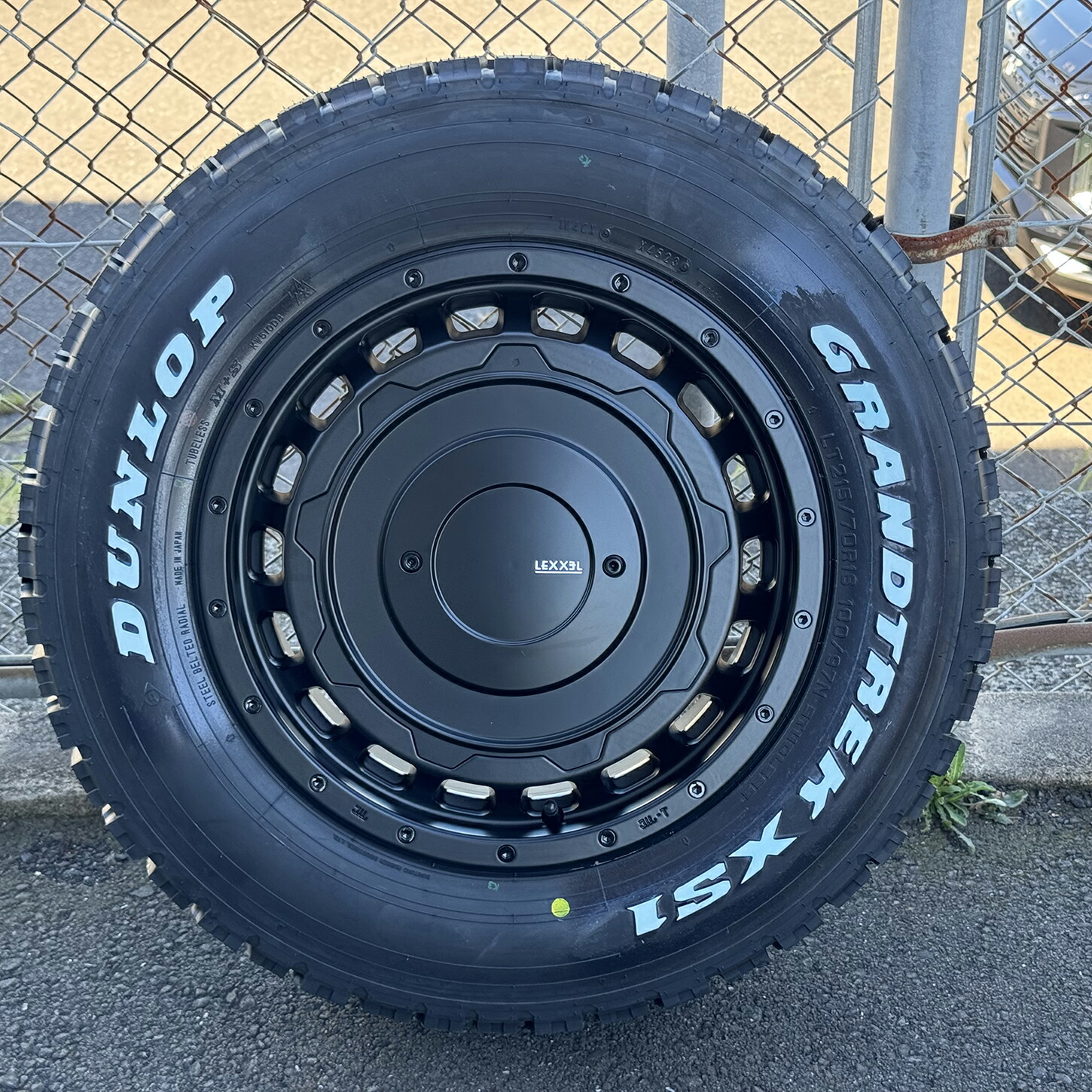 【楽天市場】冬タイヤ スタッドレス DUNLOP XS1 ホワイトレター 215/70R16 LEXXEL SwaGGer 16インチ デリカD5 エクストレイル クロスロード アルファード ...