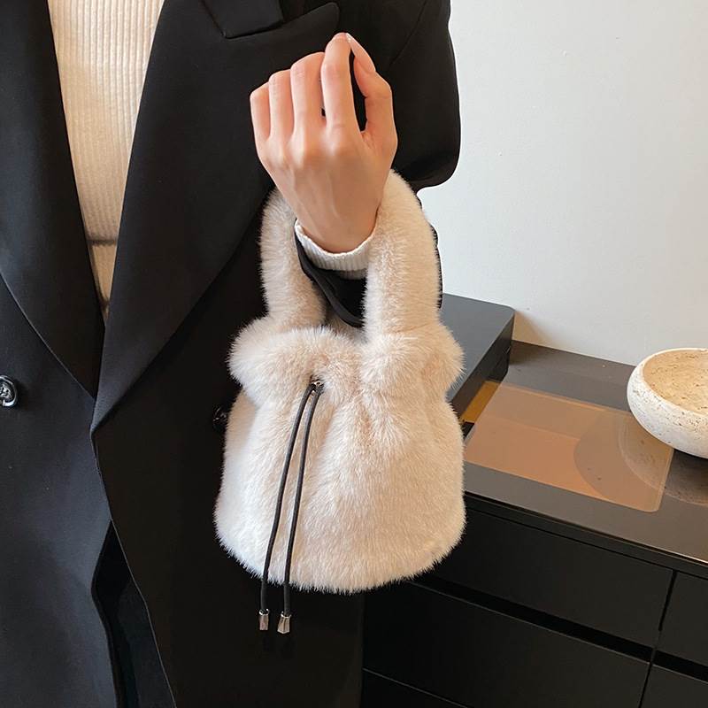 【楽天市場】バッグ バック カバン かばん 鞄 bag レディース エコファーポシェット ショルダーバッグ 手提げ 手さげ 斜め掛け 斜めがけ ...