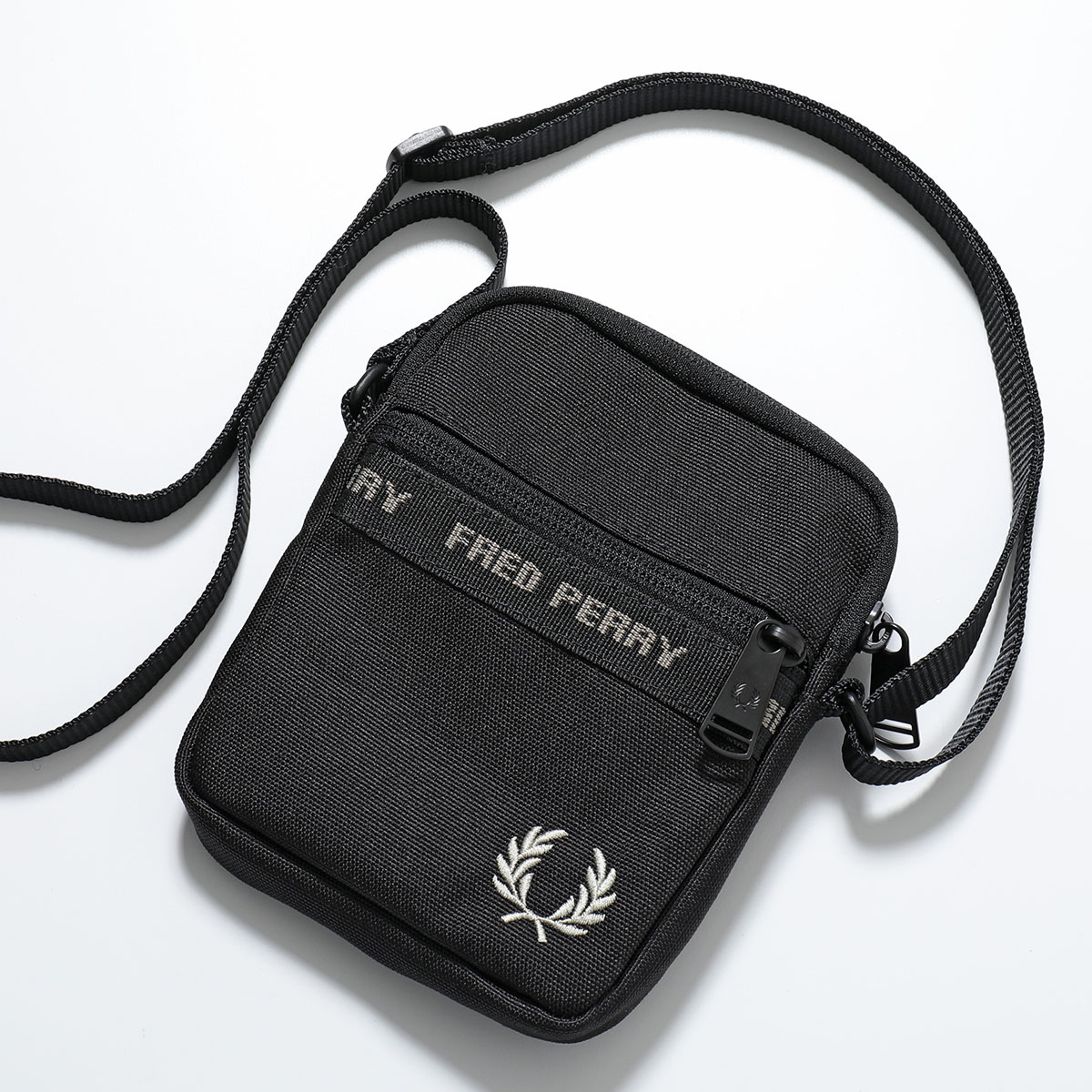 【楽天市場】FRED PERRY フレッドペリー ショルダーバッグ Fred Perry Taped Side Bag L7299 メンズ ...