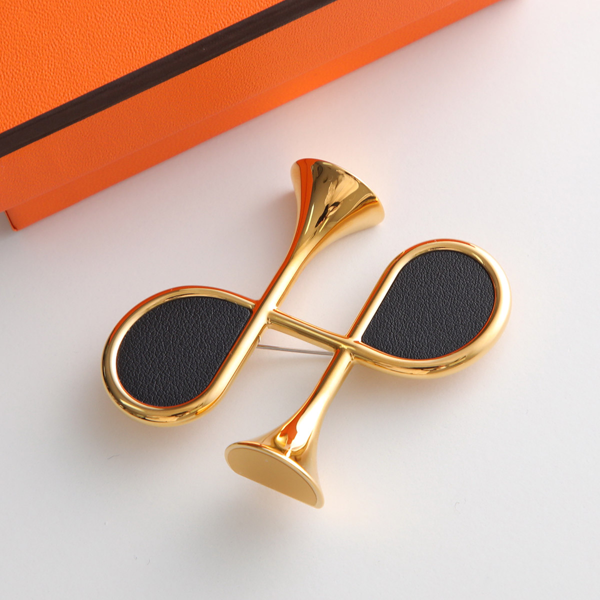 【楽天市場】HERMES エルメス ブローチ コルアッシュ Cor H 500082FC レディース スイフト レザー×メタル ピンバッジ H ...