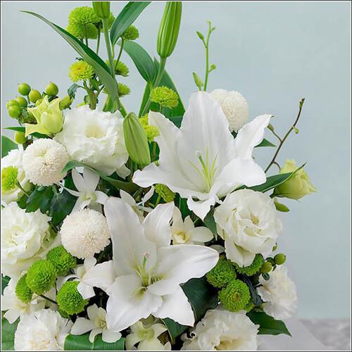 【楽天市場】お供え アレンジメント 生花 白 お悔やみ 49日 一周忌 法事 あす楽 ユリ 百合「花香り」ホワイト・グリーン：オフリール
