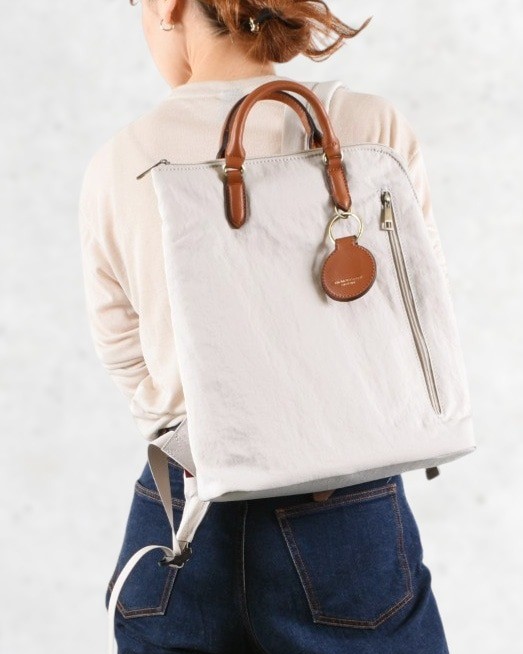 【楽天市場】マカロニックスタイル MACARONIC STYLE シワナイロンL字 リュック チャーム付き ブラック アイボリー モカグレー フェイクレザー マグネットチャーム 2WAY 多 ...