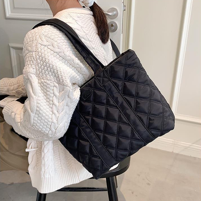 【楽天市場】24時間内発送 トートバッグ レディース 軽量 バッグ かばん キルティング A4 秋 ファスナー付き 冬 バッグ バッグ 鞄 ...