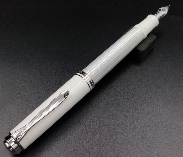 【楽天市場】Pelikan ペリカン スーベレーン M405 シルバーホワイト Silver white ロジウムプレート14金ペン先 万年筆 ...