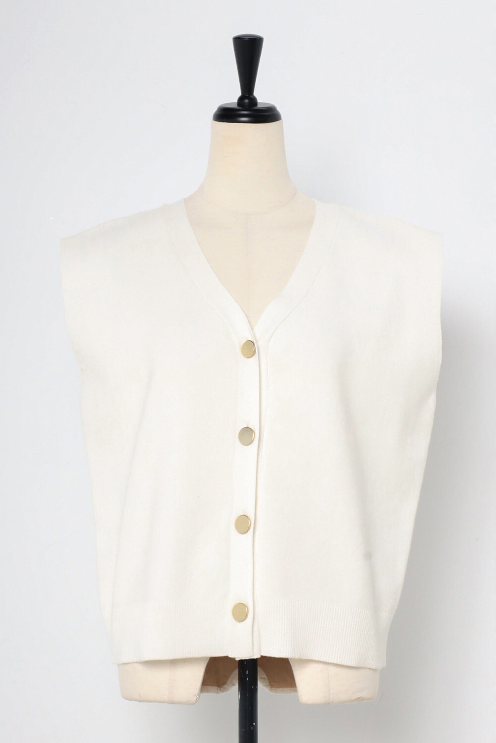 \全品対象15%OFFクーポンで2712円！26日1:59まで／ ゴールド釦ボクシーニットベスト