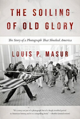 楽天ブックス: The Soiling of Old Glory: The Story of a Photograph That Shocked America - Louis P ...