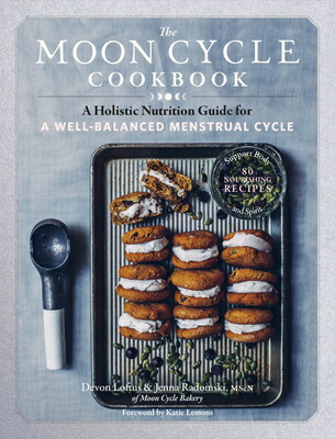 楽天ブックス: The Moon Cycle Cookbook: A Holistic Nutrition Guide for a Well ...