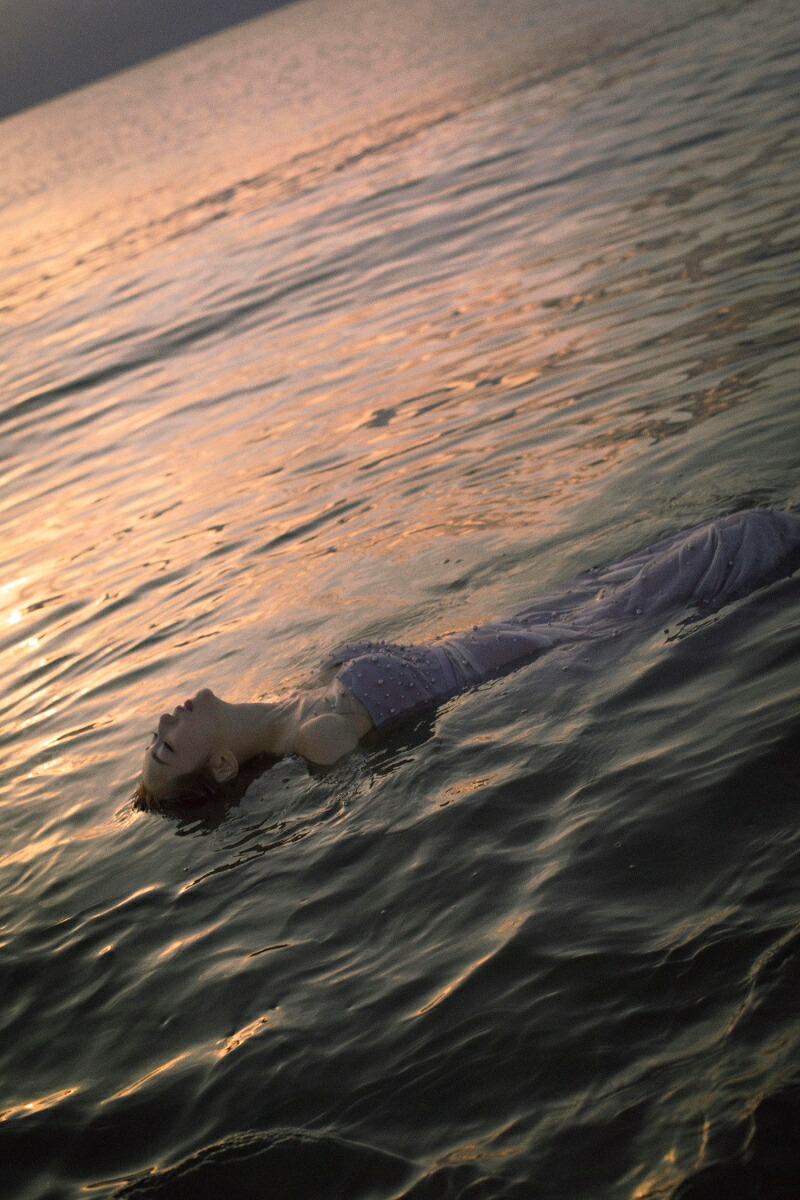 楽天ブックス: 紅ゆずる写真集「悪い女 A BAD WOMAN」 - MARCO - 9784867015490 : 本