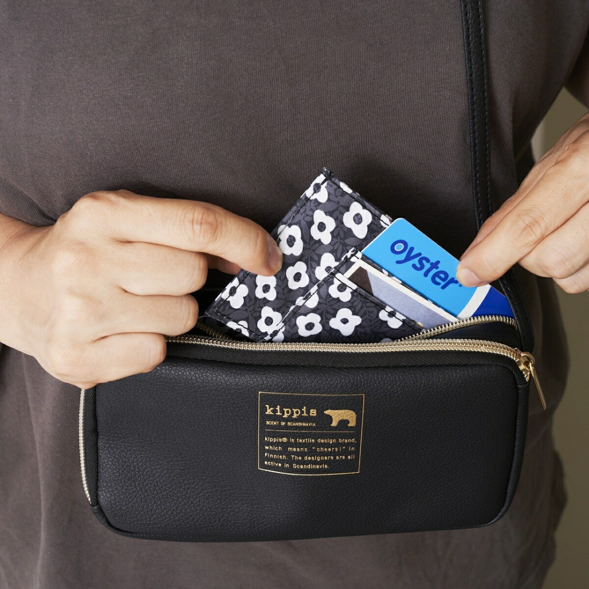 楽天ブックス: kippis 2層式お財布＆スマホショルダー一体型バッグBOOK - 9784299046451 : 本