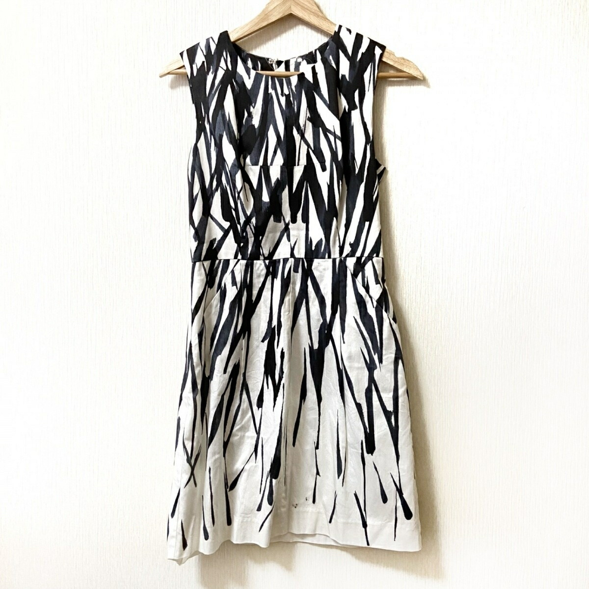 【楽天市場】【中古】MILLY(ミリー) ワンピース クルーネック/ノースリーブ/ひざ丈/総柄 白×黒×グレー：ブランディア 楽天市場店