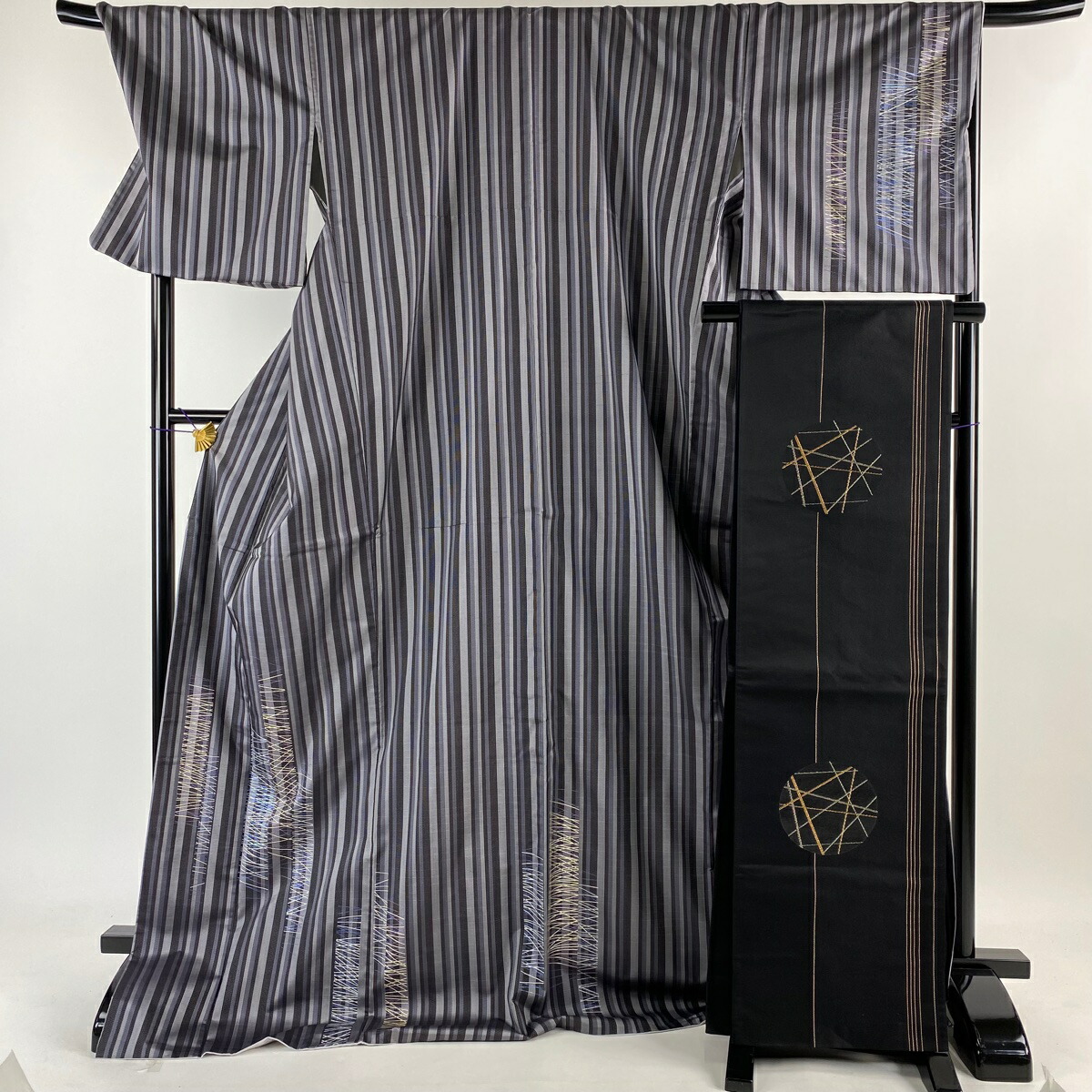 【楽天市場】付下げ 身丈180cm 裄丈72.5cm L 袷 袋帯セット 大島紬地 京金彩 落款あり 証紙あり 縦縞 幾何学 金銀彩 ラメ 灰 ...