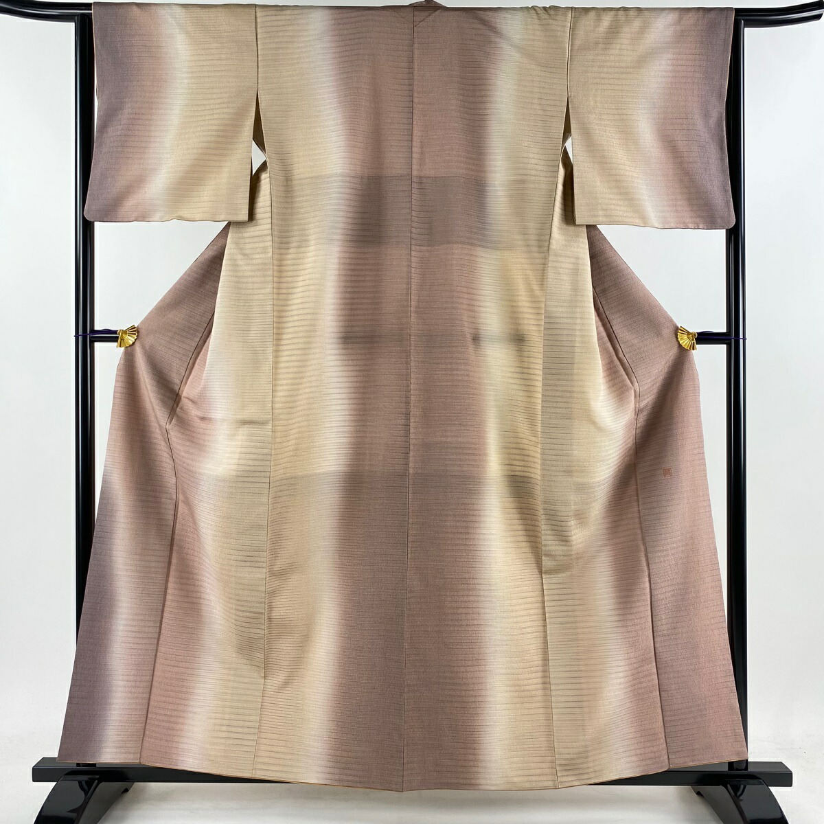 【楽天市場】小紋 身丈159.5cm 裄丈64.5cm M 袷 お召地 雪の中のきれ やまだ織 落款あり 証紙あり 縦ぼかし 草木染 小豆色 ...