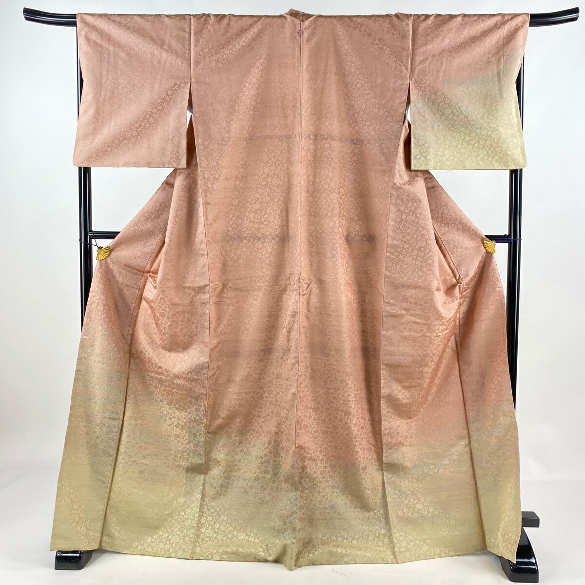 【楽天市場】付下げ 身丈170.5cm 裄丈68cm L 袷 紬地 地紋 裾ぼかし ピンクベージュ 正絹 美品 秀品 一つ紋 【中古】：バイ ...