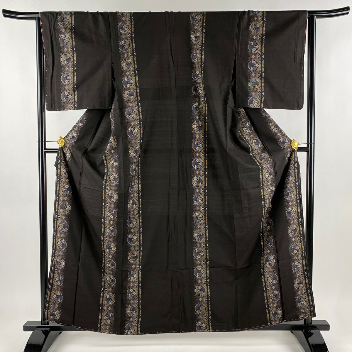 【楽天市場】紬 身丈161.5cm 裄丈64.5cm M 袷 やまと胴抜き 蜀江文 草花 焦茶色 正絹 秀品 【中古】：バイセル 楽天市場店