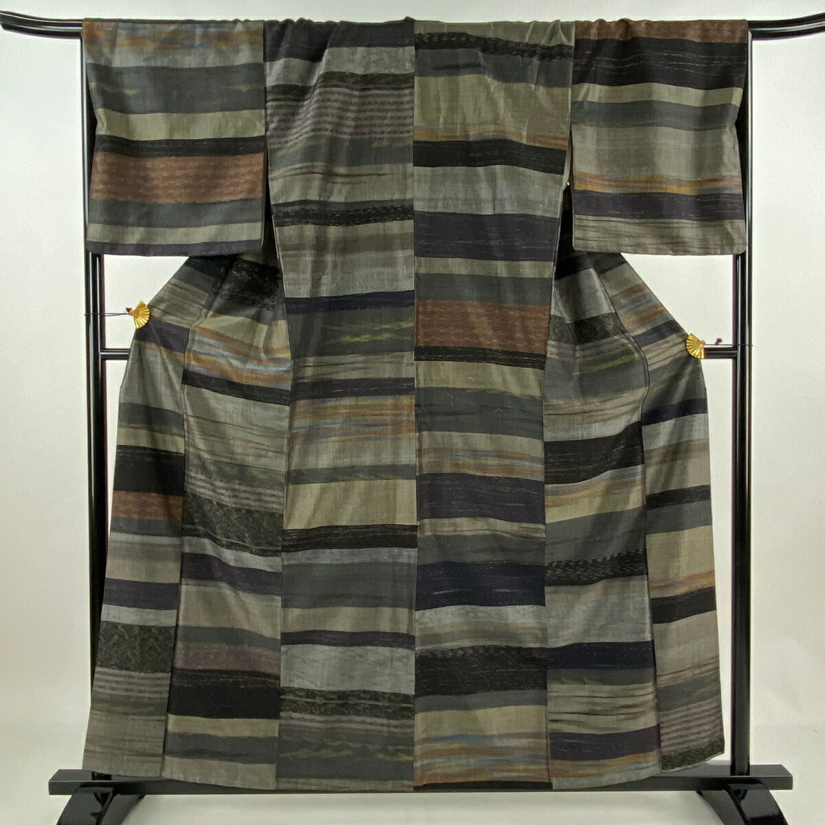 【楽天市場】結城紬 身丈159cm 裄丈69cm L 袷 証紙あり 段縞 幾何学 灰色 正絹 美品 名品 【中古】：バイセル 楽天市場店