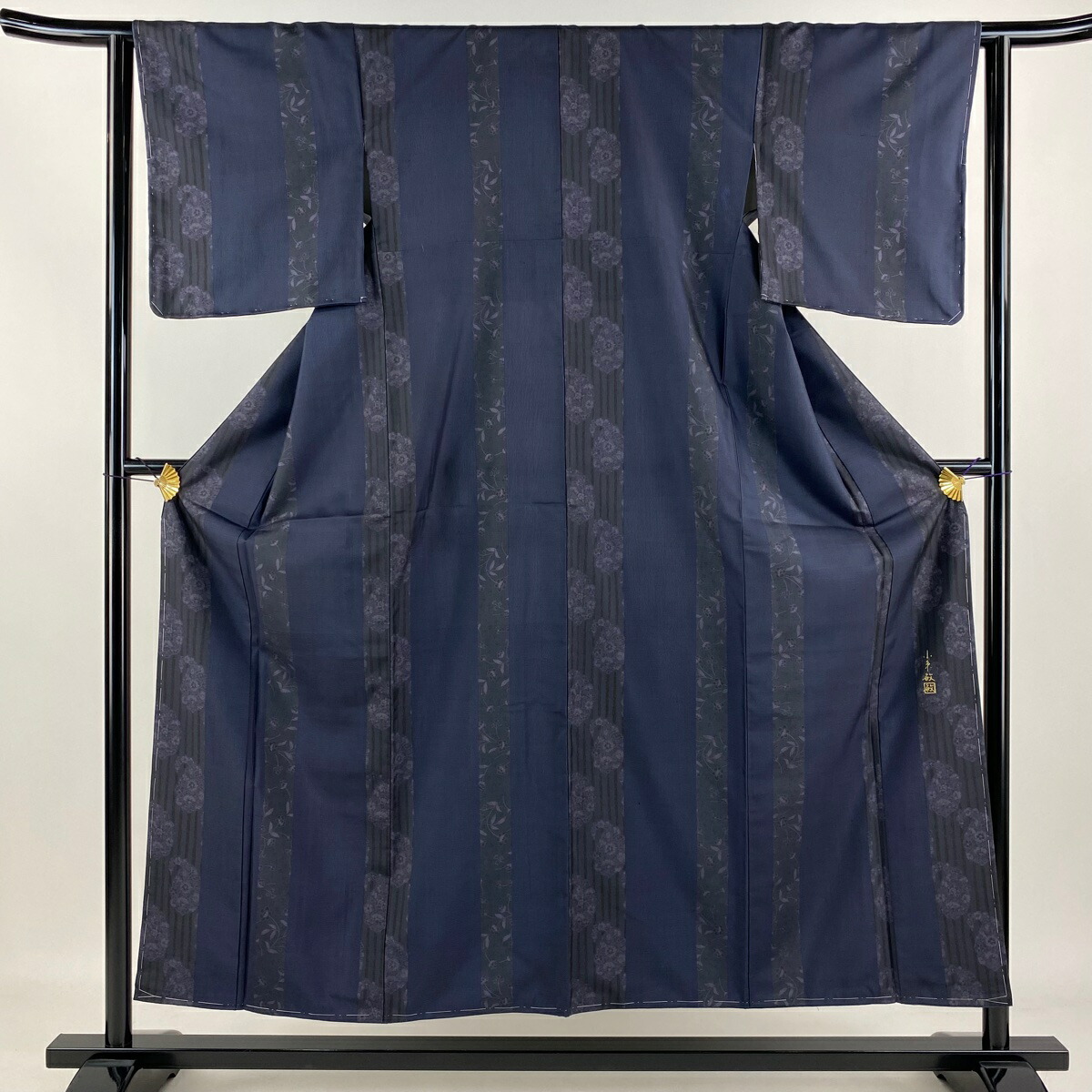 【楽天市場】大島紬 身丈154cm 裄丈63cm S 袷 小糸敏 落款あり 証紙あり 草花 縞 紺色 正絹 美品 名品 【中古】：バイセル 楽天市場店