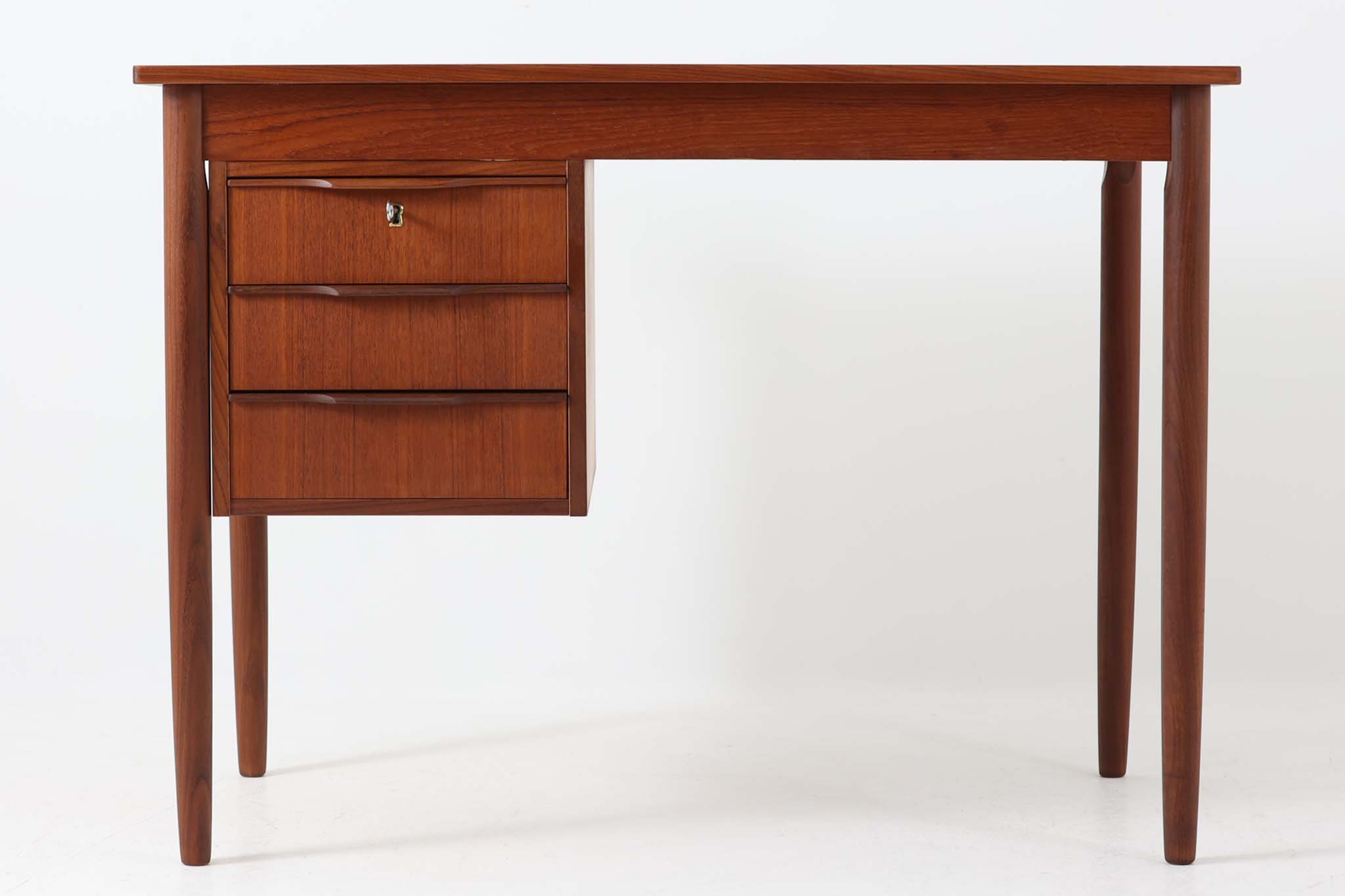 【楽天市場】片袖デスク チーク材 幅100cm デンマーク製 北欧ビンテージ家具 北欧家具 木製 デスク 鍵付き 引き出し付き ワークスペース ...