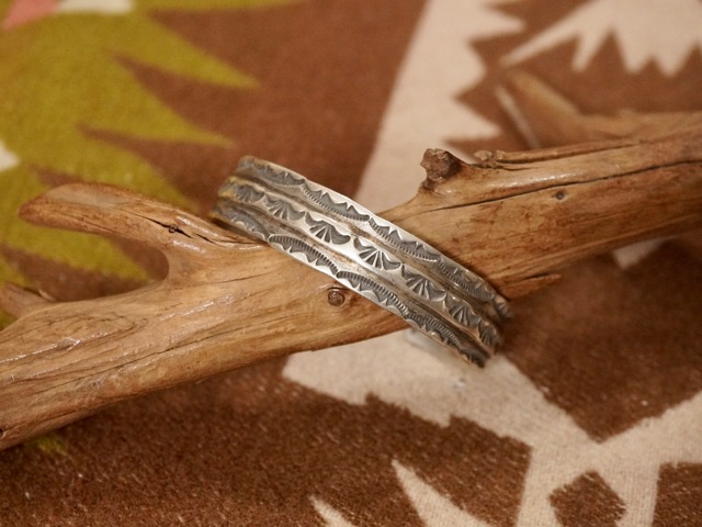 【楽天市場】INDIAN JEWELRY : HAMMERING STUMP WORK SILVER BANGLE ” EMERSON ...