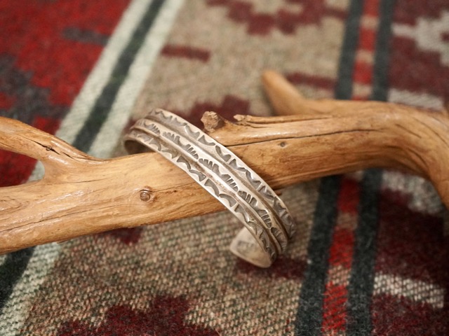 【楽天市場】INDIAN JEWELRY : HAMMERING STUMP WORK SILVER BANGLE ” EMERSON ...