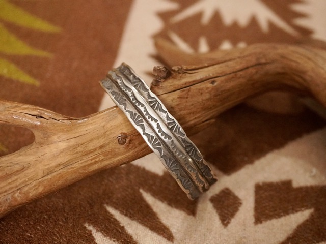 【楽天市場】INDIAN JEWELRY : HAMMERING STUMP WORK SILVER BANGLE ” EMERSON ...