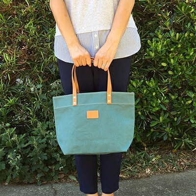 【楽天市場】【ふるさと納税】 日本製 トート 小サイズ ブルー （パラフィン帆布） 牛革 トート 小型 手持ち カバン 鞄 本革 天然皮革製品 ...