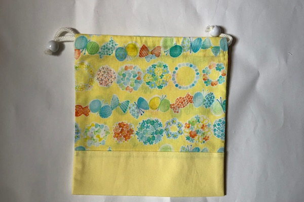 【楽天市場】【lefua_hand made】現品限り！ ハンドメイド コップ袋に最適！縦21×横20×マチ10サイズ 花とちょう黄色：手仕事 ...