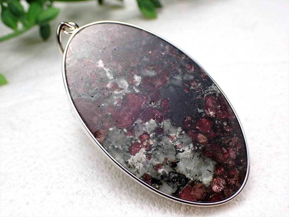 【楽天市場】【当店オススメ】真紅の『勇者の血』 ユーディアライト 【ユーディアル石】ペンダントトップ オーバルプレート：天然石ひかり