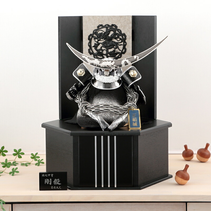 【楽天市場】五月人形 コンパクト 吉徳 伊達政宗 兜収納飾り 兜飾り 縁起甲冑 剛毅 黒絲縅 12号 【2026年度新作】 h075-ys ...