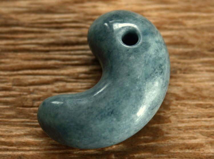 【楽天市場】糸魚川青翡翠勾玉 M05023和工房 作28mm*18mm*11mm：糸魚川ヒスイの店