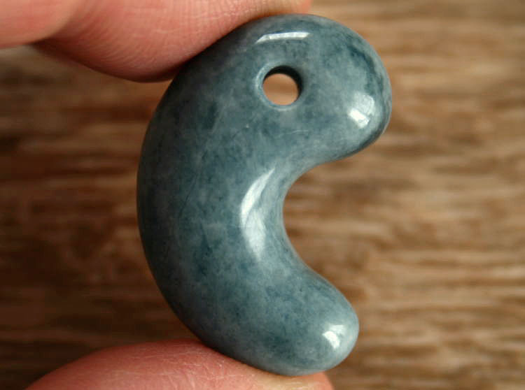 【楽天市場】糸魚川青翡翠勾玉 M05023和工房 作28mm*18mm*11mm：糸魚川ヒスイの店
