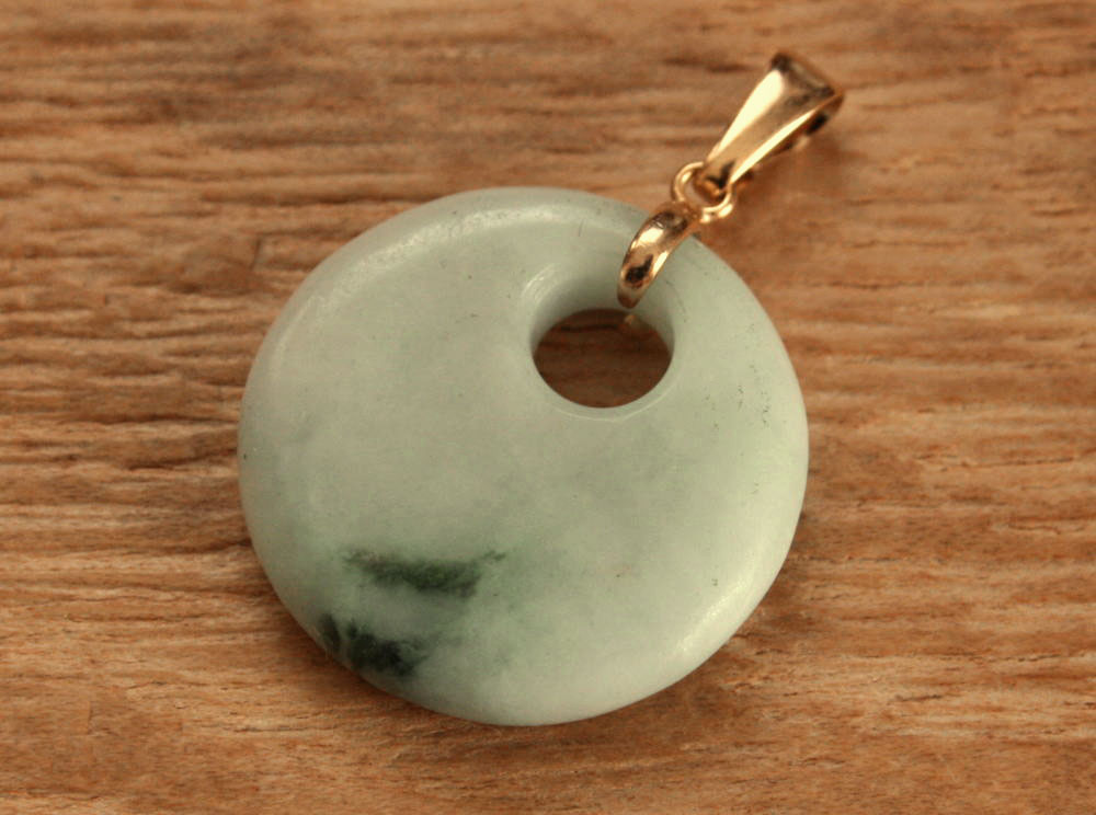 【楽天市場】糸魚川翡翠古代風ペンダント K00453 清山 作 25mm*25mm*5mm 糸魚川 ひすい 首飾り 魔除け パワーストーン ...