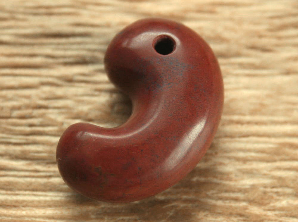 【楽天市場】佐渡赤玉勾玉 AM0071 27mm*18mm*11mm 佐渡 赤玉石 チャート 勾玉：糸魚川ヒスイの店