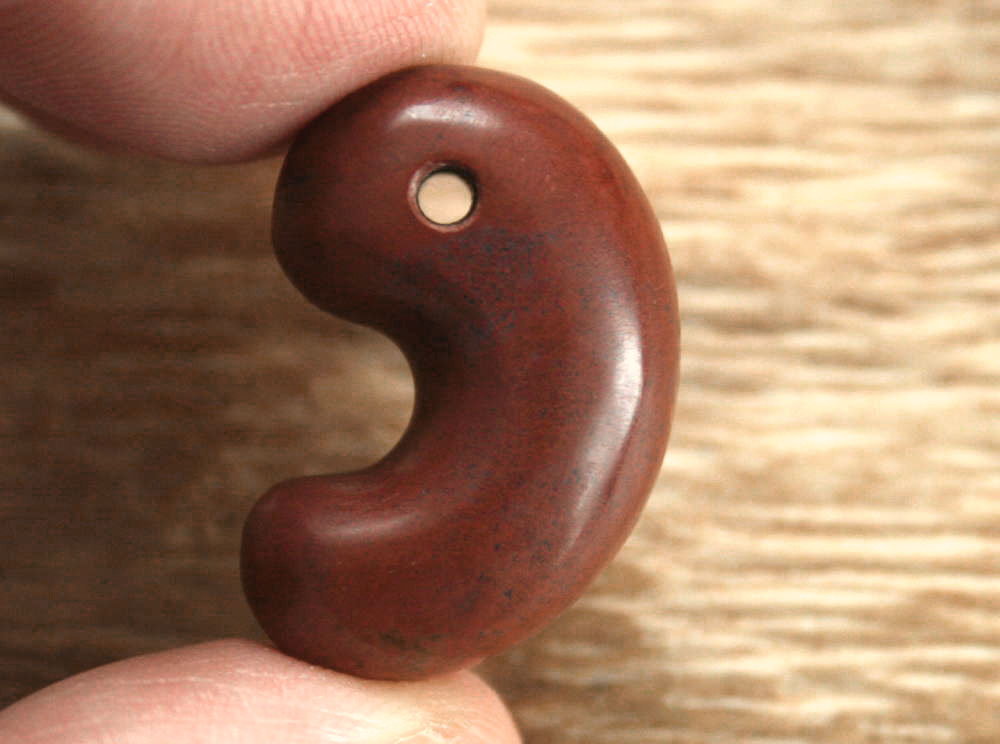 【楽天市場】佐渡赤玉勾玉 AM0071 27mm*18mm*11mm 佐渡 赤玉石 チャート 勾玉：糸魚川ヒスイの店