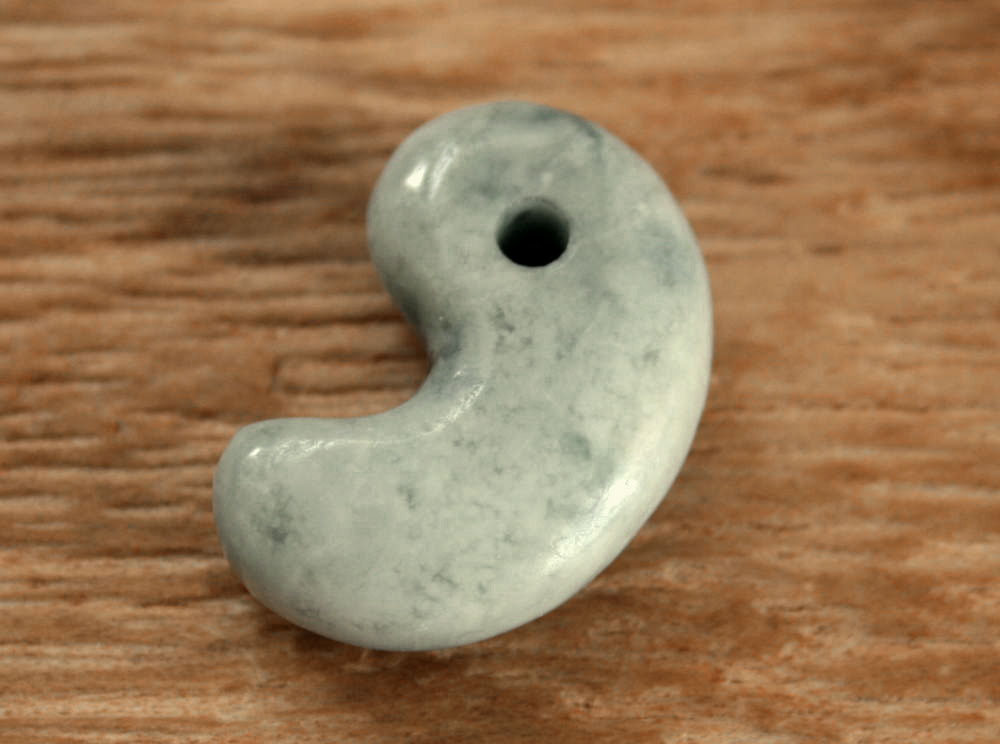 【楽天市場】糸魚川青翡翠勾玉 M09009 清山 作 25mm*17mm*7.5mm 糸魚川産 青ひすい 勾玉 お守り パワーストーン 魔除け ...