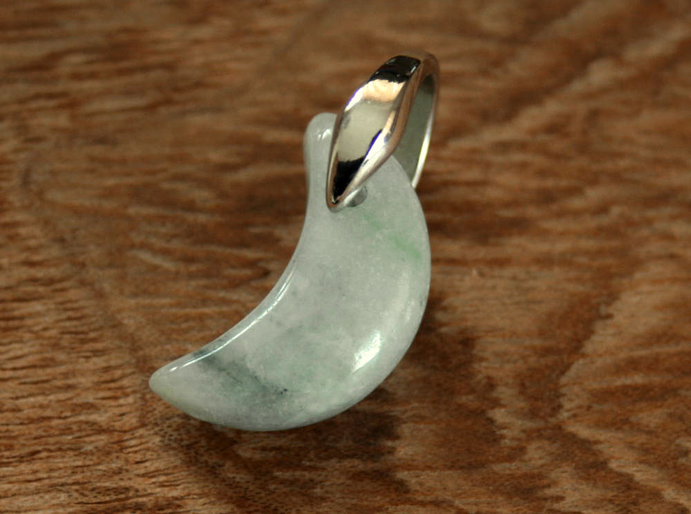 【楽天市場】糸魚川翡翠勾玉 M09999 清山 作 21mm*12mm*8mm 糸魚川産 ひすい 勾玉 お守り 魔除け パワーストーン 翡翠 ...