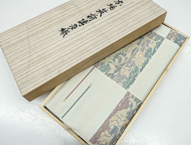 【楽天市場】【IDnet】【着物】 和装小物 テーブルセンター 本場筑前博多織 華唐草市松文 木箱入り 24w-6101【リサイクル】：アイディーネット