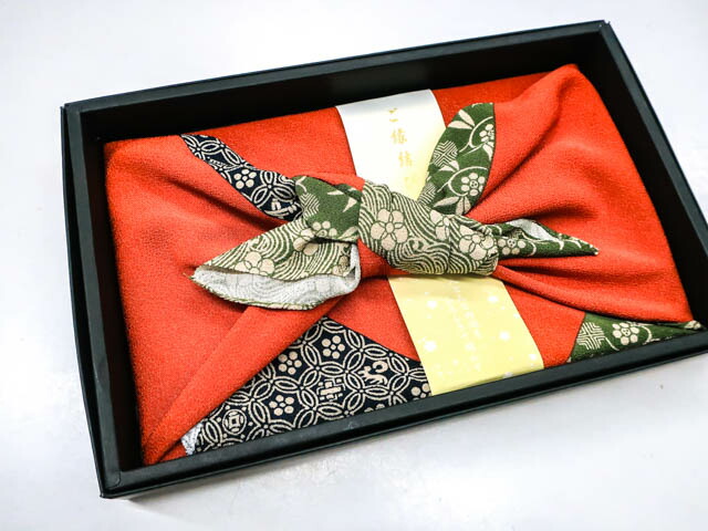 【楽天市場】【IDnet】【着物】 和装小物 風呂敷 未使用品 斜額取 名物裂 朱 箱付き 24w-10795【リサイクル】：アイディーネット