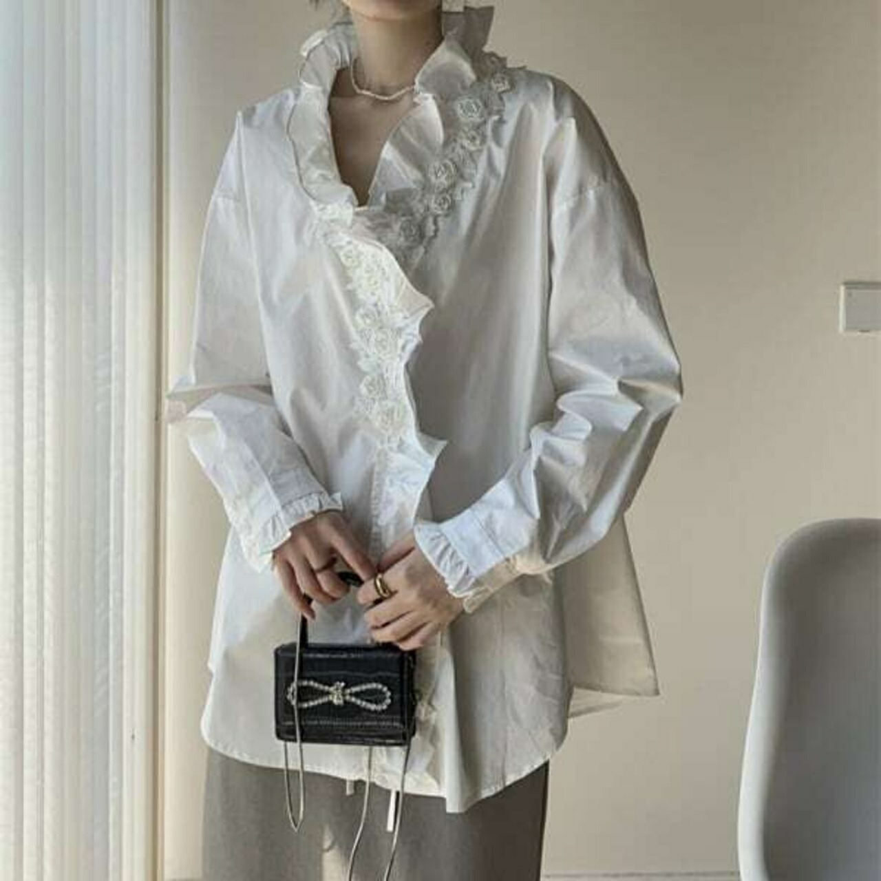 【楽天市場】フリルブラウス シャツ 大人 きれいめ 大人っぽ レトロ 可愛い 着回し 上品 新作 人気 エレガント シンプル ホワイト ブラック トップス お出かけ デート お呼ばれ ...