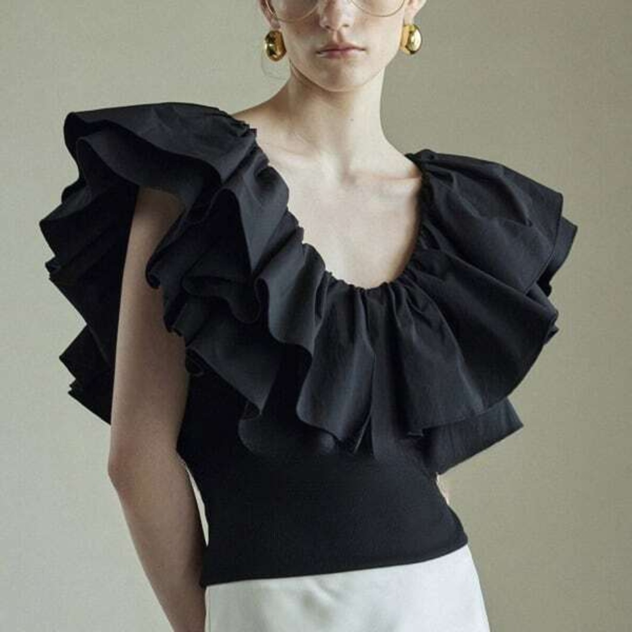 【楽天市場】フリル Uネック バックチェーン カットソー ブラウス シャツ 大人 きれいめ 大人っぽ レトロ 可愛い 着回し 上品 新作 人気 エレガント シンプル ホワイト ブラック ...