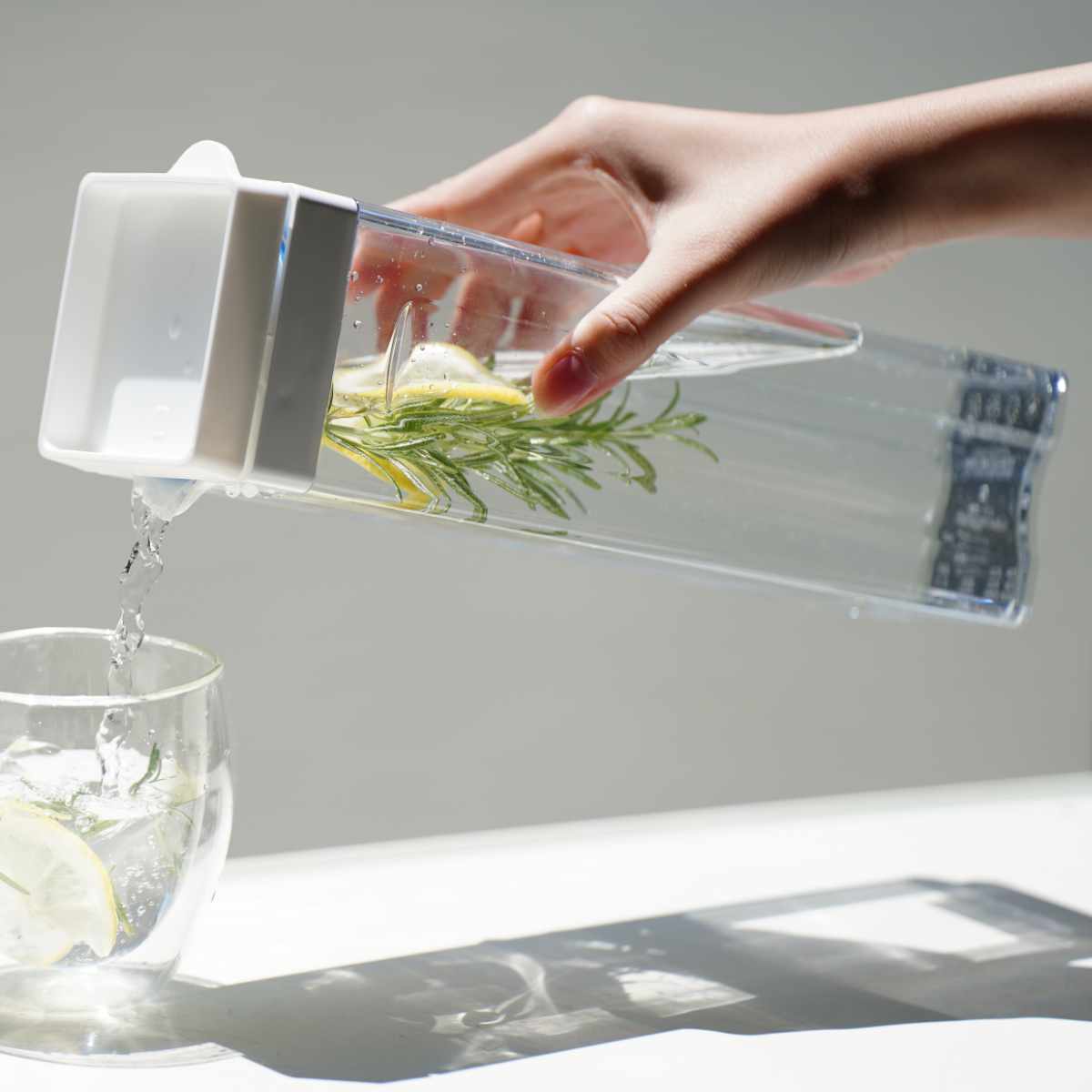 【楽天市場】冷水ポット 1.1L ドアポケットにぴったり冷水ポット シームレス栓 （ ピッチャー 冷水筒 日本製 冷蔵庫横 プラスチック 麦茶ポット 角型 ドアポケット 軽い 割れにくい ...