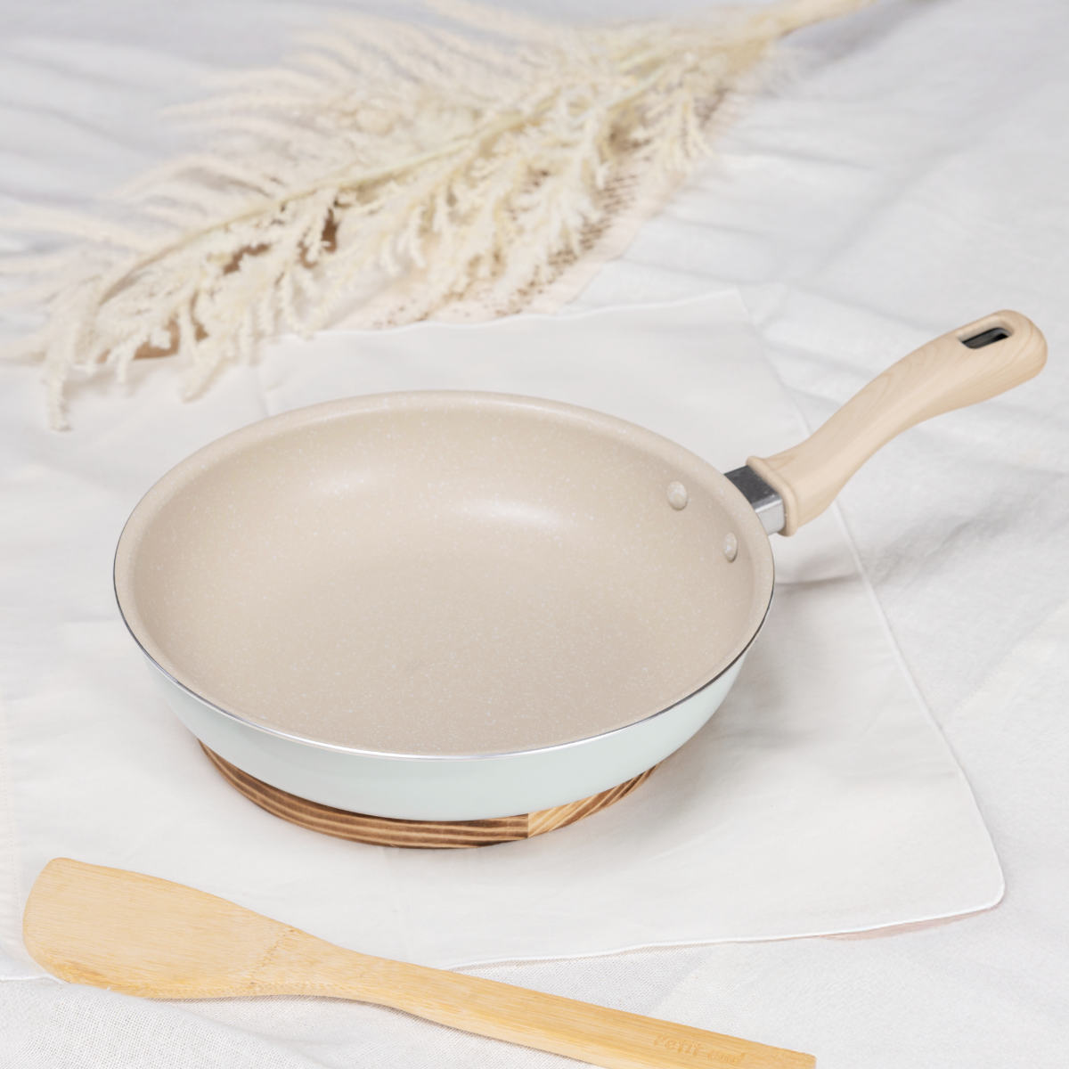 【楽天市場】フライパン 22cm IH対応 ミディーズ （ ガス火対応 炒め鍋 いため鍋 ふっ素加工 軽い 22センチ フッ素加工 フッ素コーティング アルミ製 金属ヘラOK 軽量 可愛い ...