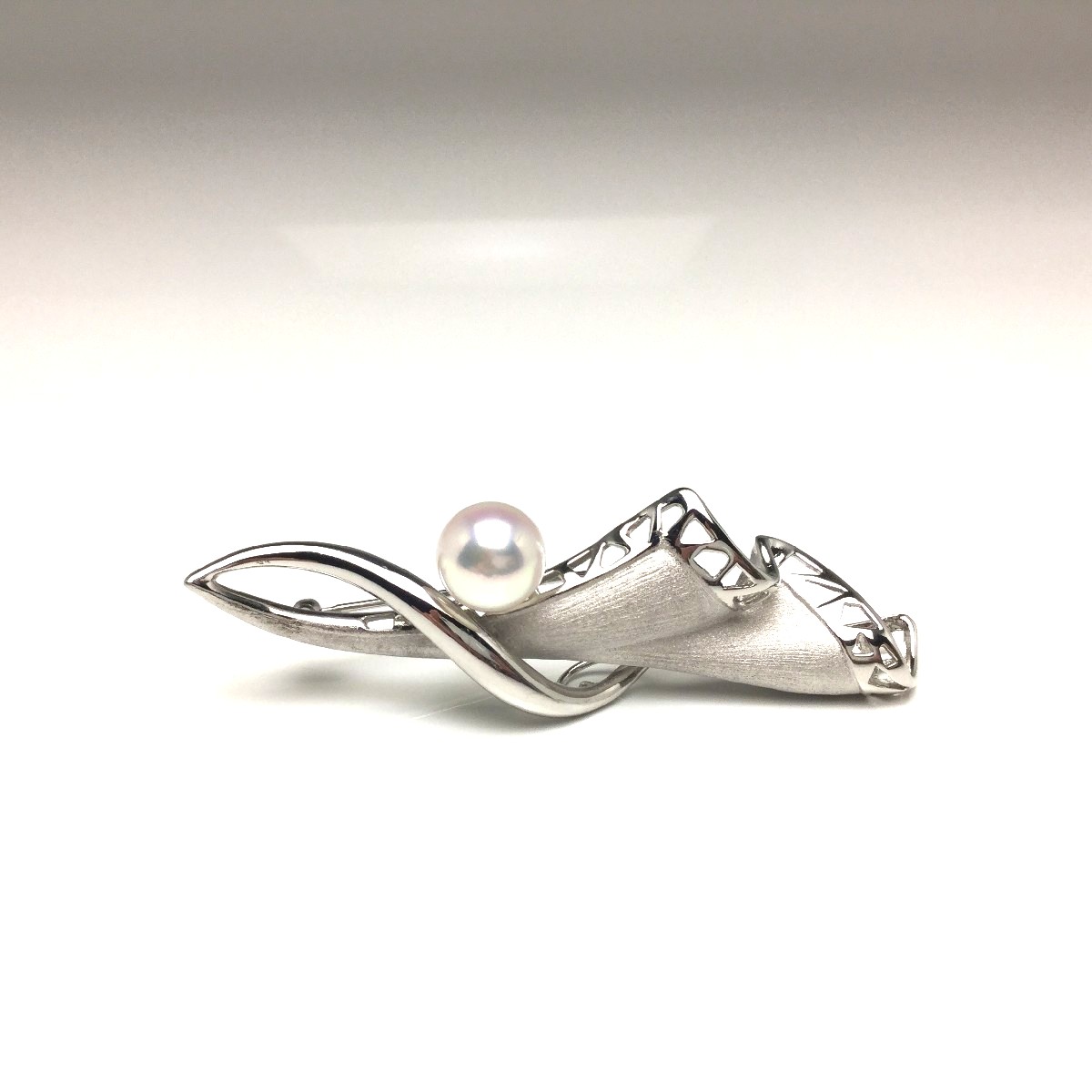 【楽天市場】真珠 ブローチ パール アコヤ真珠 9.32mm ホワイトピンク シルバー リボン 69462 イソワパール：伊勢志摩の真珠専門店 ...