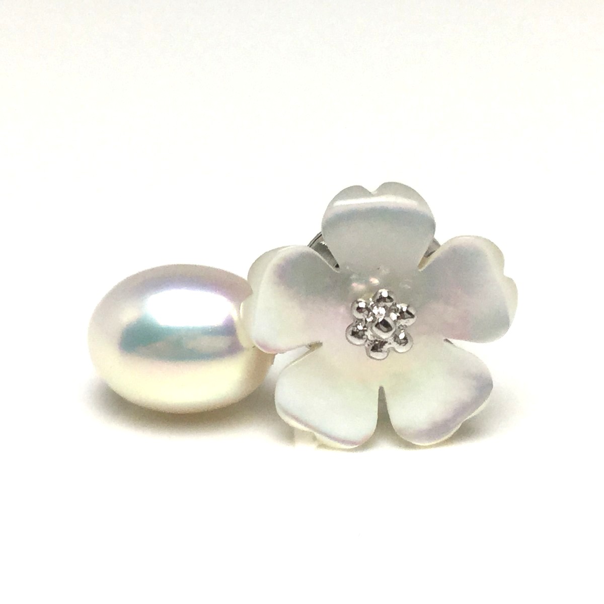 【楽天市場】真珠 タイニーピン パール 淡水真珠 8.7×12.0mm ホワイト シルバー シェル 植物 フラワー 69554 イソワパール ...