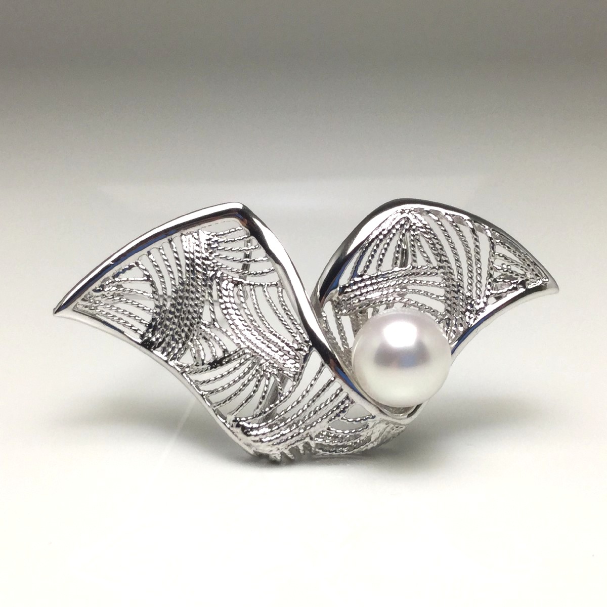 【楽天市場】真珠 ブローチ パール 白蝶真珠 10.7mm ホワイトピンク シルバー リボン 73790 イソワパール：伊勢志摩の真珠専門店 ...