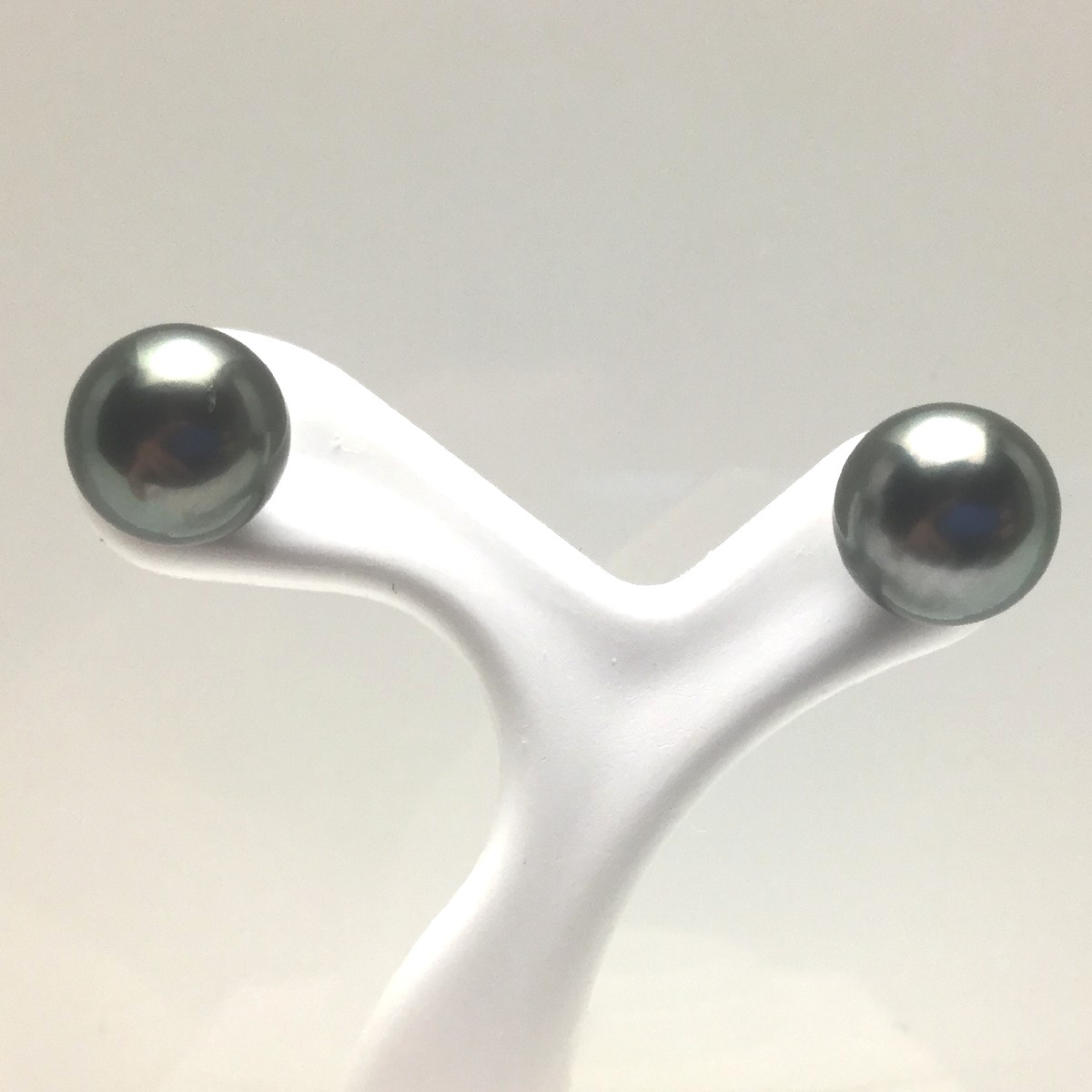 【楽天市場】真珠 ピアス パール 黒蝶真珠 スタッド 8.6mm ディープグリーン PT900 73351 イソワパール：伊勢志摩の真珠専門店 ...