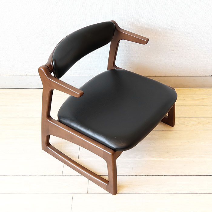 【楽天市場】座椅子 ラウンジチェア リビングチェア 背もたれが回転して背中にフィット セミアームチェア 椅子 ビーチ材 ブラック色 PVCレザー張り 和モダン：JOYSTYLE interior