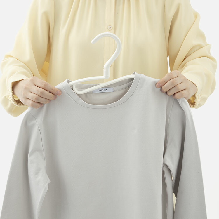 【楽天市場】【KEYUCA公式店】ケユカ AST 伸びにくいラウンドハンガー U2P [収納用品 衣類ハンガー 洋服ハンガー 衣類収納 滑り止め付き 無地 シンプル おしゃれ 通販]【グッド ...