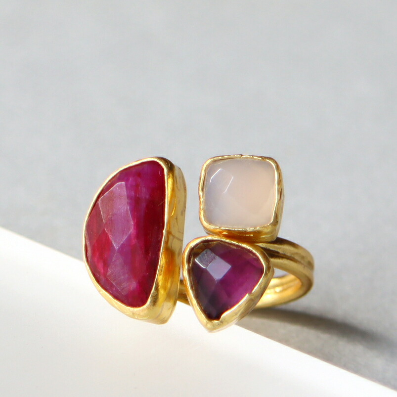 【楽天市場】【15%OFFクーポン対象品】アルサメイア 三つの石のリング ルビー×アメシスト×ホワイトカルセドニー 天然石22KGP トルコ ...